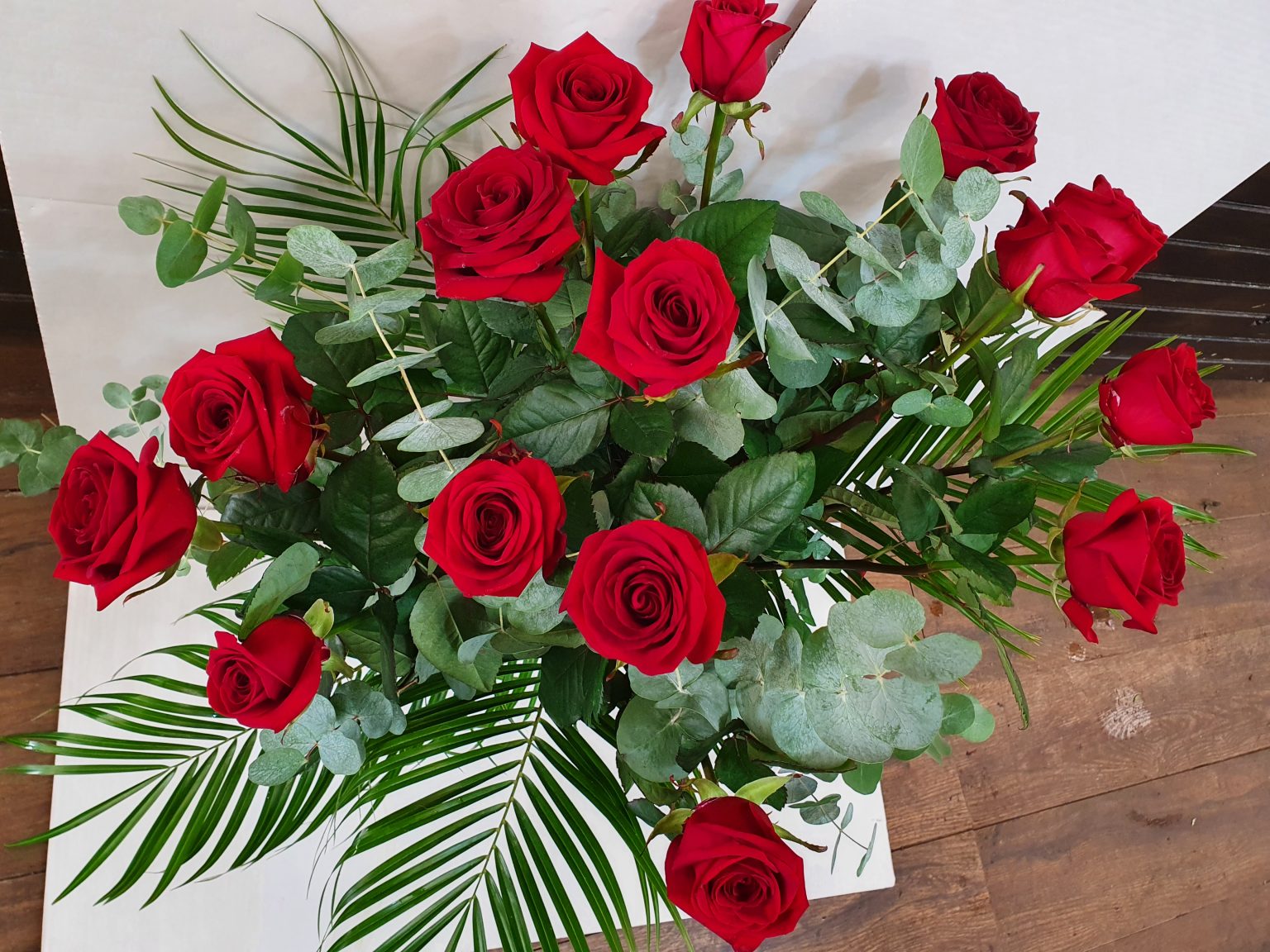 Bouquet de 15 Roses rouge 70 cm et eucalyptus – Floréal